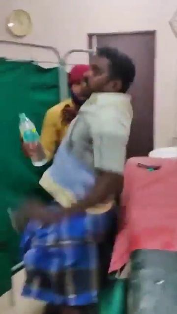 Человек, заражённый бешенством, демонстрирует гидрофобию, которая является симптомом вируса.