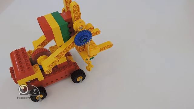 10.Лего Первые механизмы -  Машина - автопогрузчик
https://isobr.academy/лёва-аналог-лего/#first
