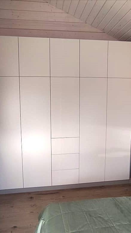 "Полет" распашной шкаф в стиле минимализм – он идеально впишется в современный интерьер на заказ.