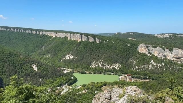 Смотровая на Мангупское озеро сверху с плато "Чардаклы-Баир" напротив Мангупа, Крым