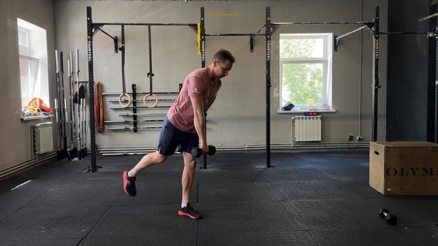 Румынская тяга на одной ноге с гантелей