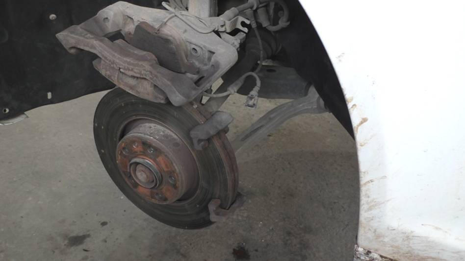 Замена передних тормозных колодок на АУДИ А6 2008 AUDI A6 2,0 BPJ