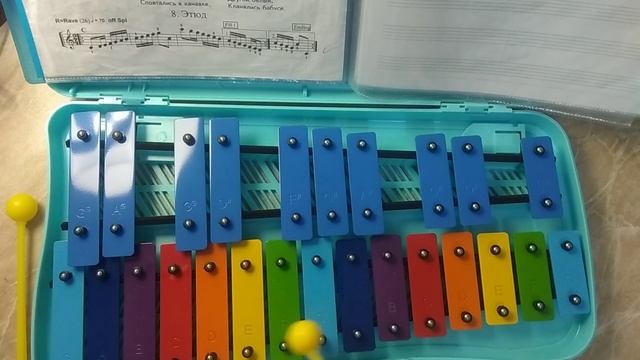 Играю на металлофоне (глокэншпиле) новогоднюю мелодию "Маленькой ёлочке холодно зимой"