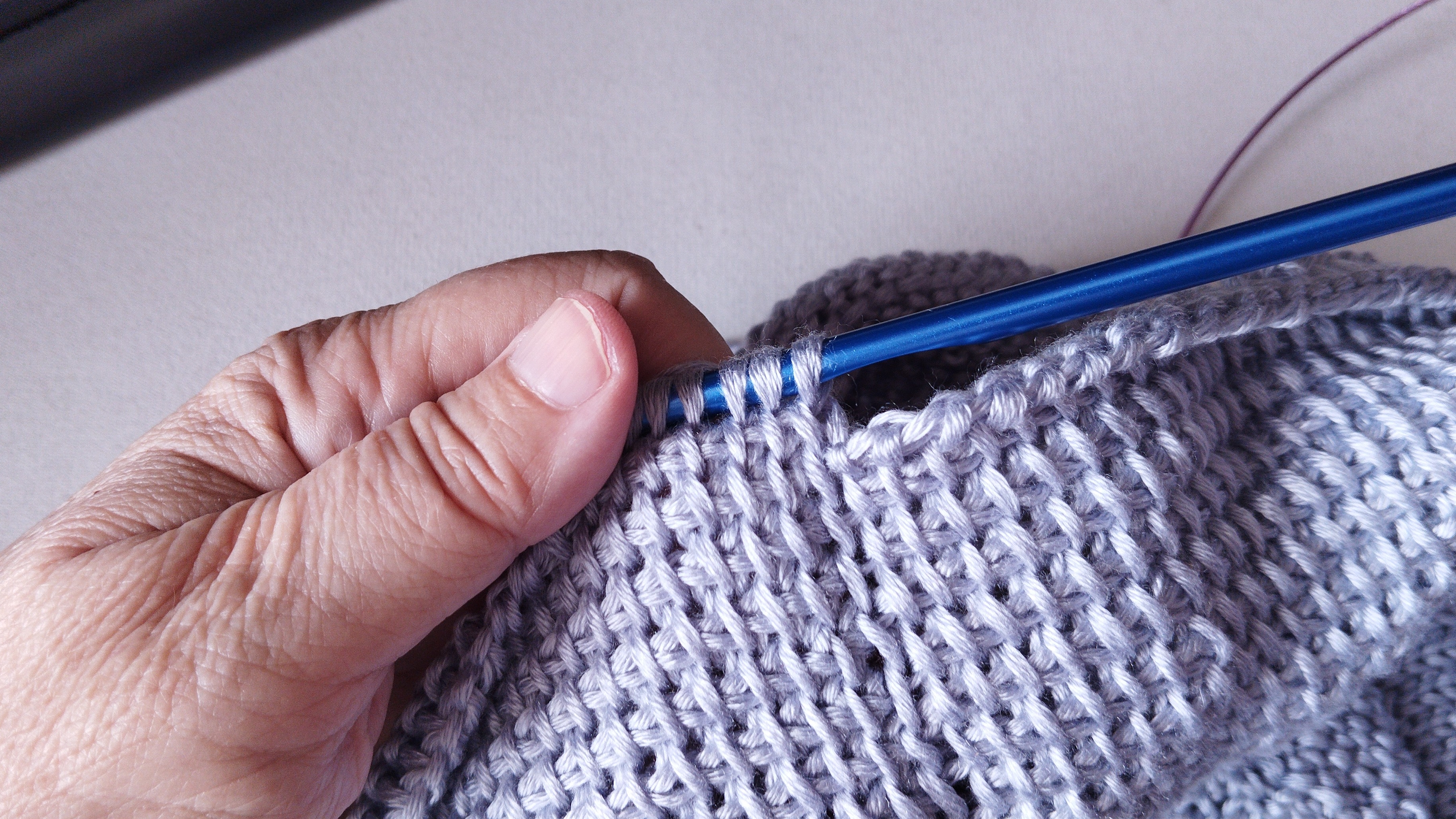 Невидимое соединение начала и конца ряда в тунисском вязании