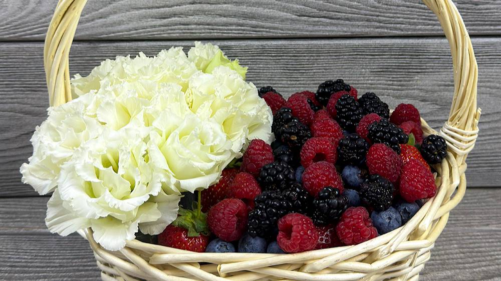 Ягодная корзина с цветами «Июньский закат»