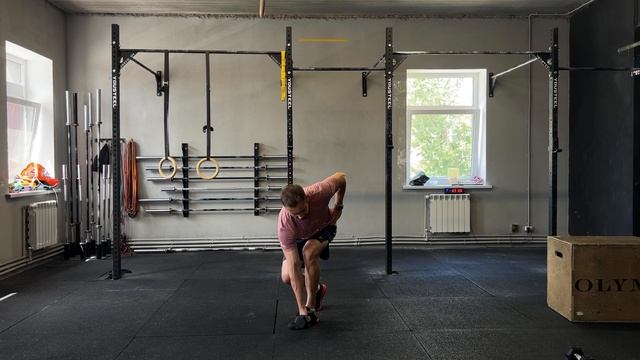 Диагональная тяга гантели стоя