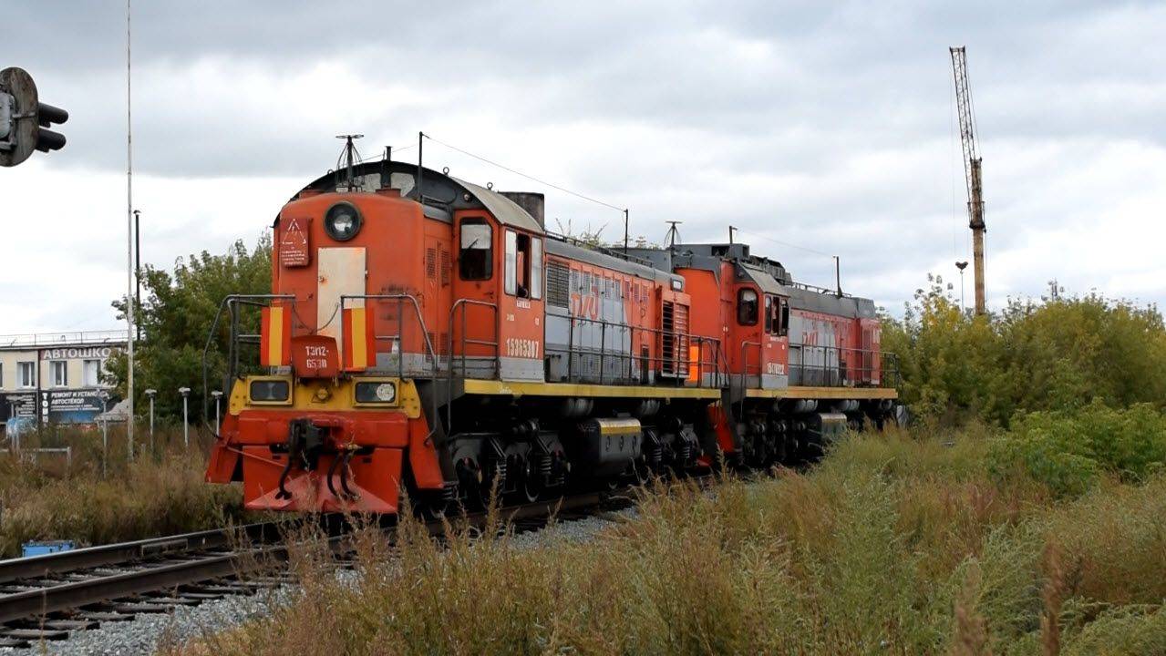 Тепловозы ТЭМ18Д-197 и ТЭМ2-6530 с приветливыми бригадами.