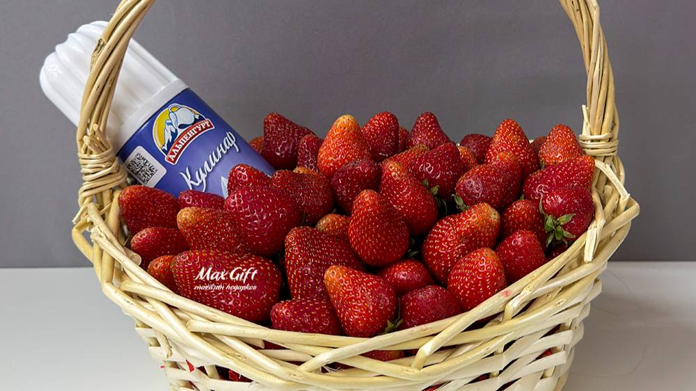 Корзина с ягодами «Клубника со сливками»