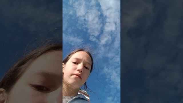 Пробую жуткую конфету со вкусом колы.