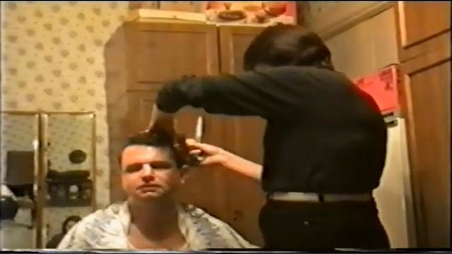 Меня стрижет сестра Света , Алёна , Светуля , тётушка Надежда Михайловна ,мама .