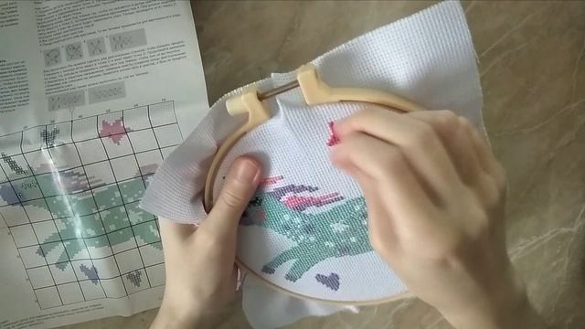 Видео процесс вышивки крестом единорога