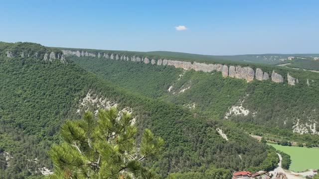 Вид на Мангуп с плато "Чардаклы-Баир" напротив - 6. Очень хорошо видны все мысы Мангупа со стороны