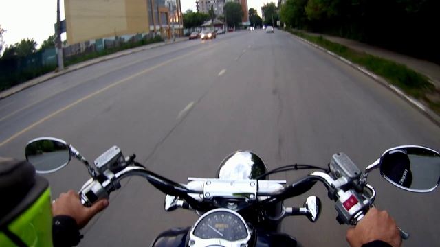 Honda VTX 1800. Заезд по сонному городу