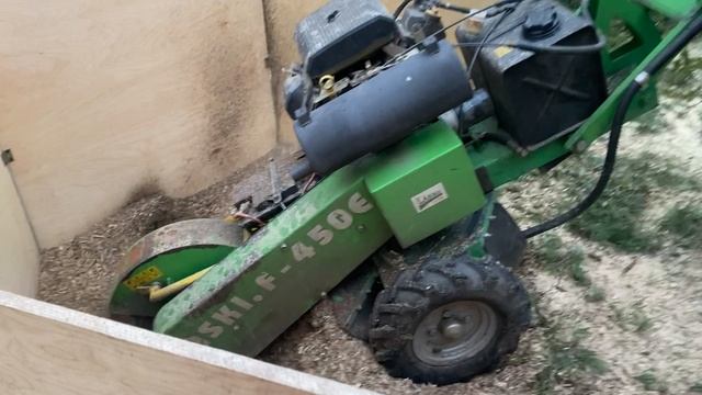 Удаление пней после спила деревьев методом фрезеровки на дачном участке