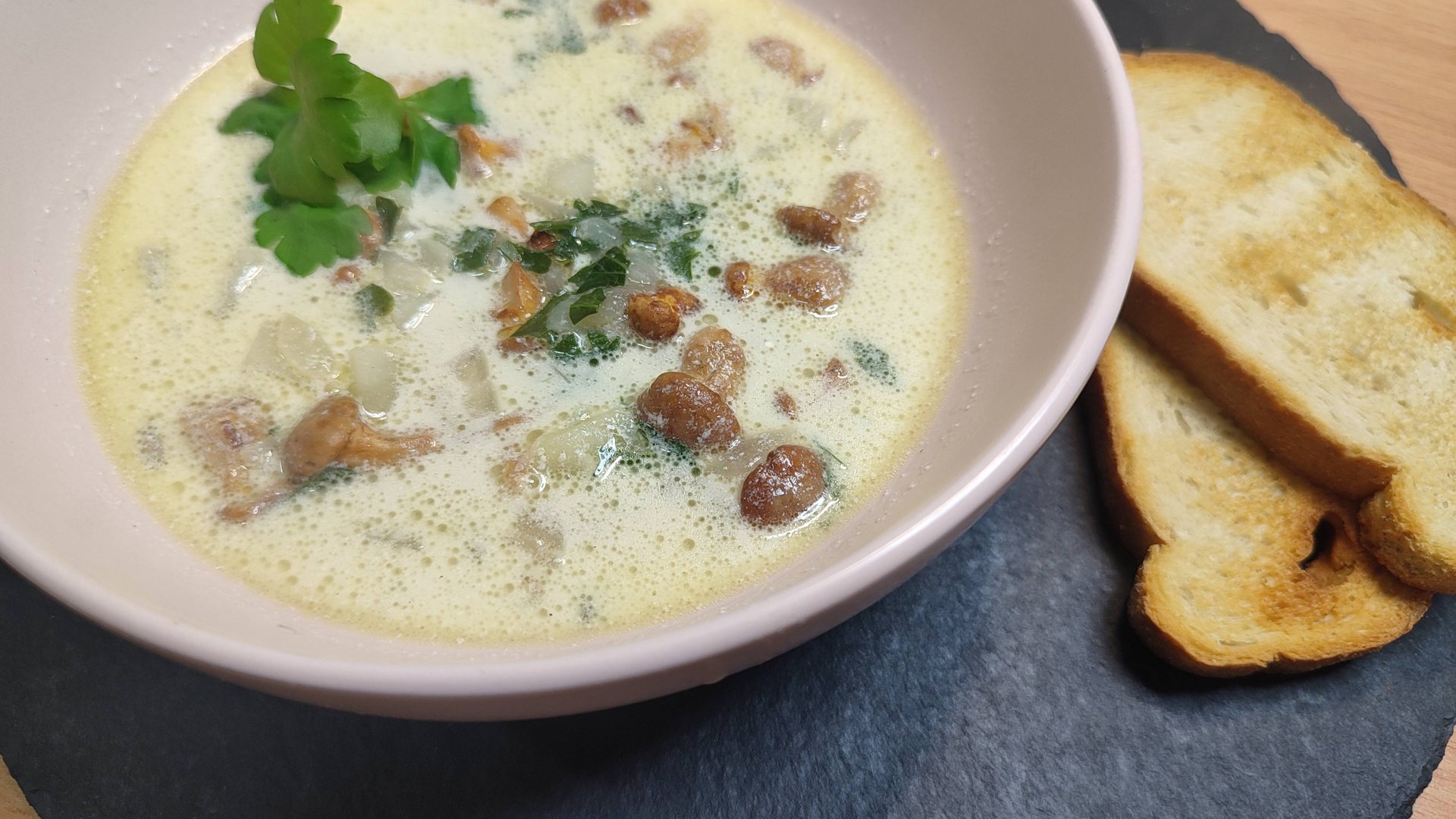 Готовлю сливочный суп из лисичек. Собрали первые лисички и приготовили.