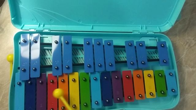 Учусь играть на металлофоне (глокэншпиле) новогоднюю мелодию "В лесу родилась ёлочка"