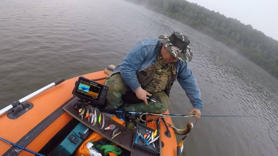 Рязань. р.Ока. троллинг с руки. Щука  прыгала вертелась хотела сорваться с крючка.