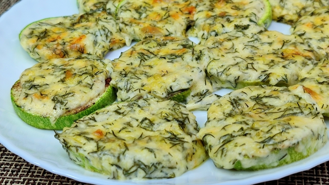 Закуска из кабачков, под сырно-чесночной шапкой.