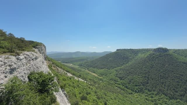 Вид на Мангуп с плато "Чардаклы-Баир" напротив - 2. Очень хорошо видны все мысы Мангупа со стороны