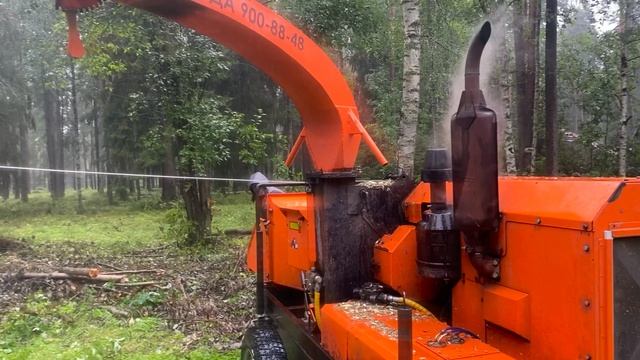 Измельчение веток в щепу в пионер лагере во время дождя