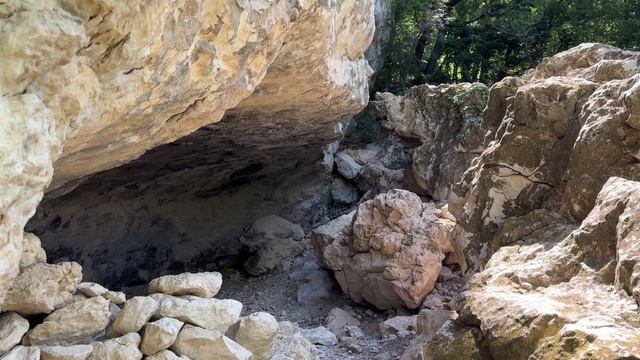 Пещера дикарки в районе Мангупа (под плато напротив), Крым.