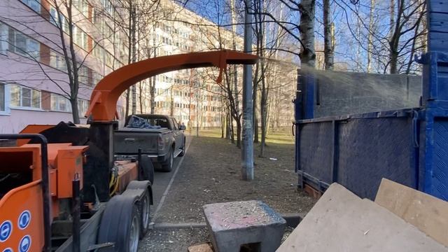 Измельчение веток в щепу прямо в контейнер с последующей утилизацией