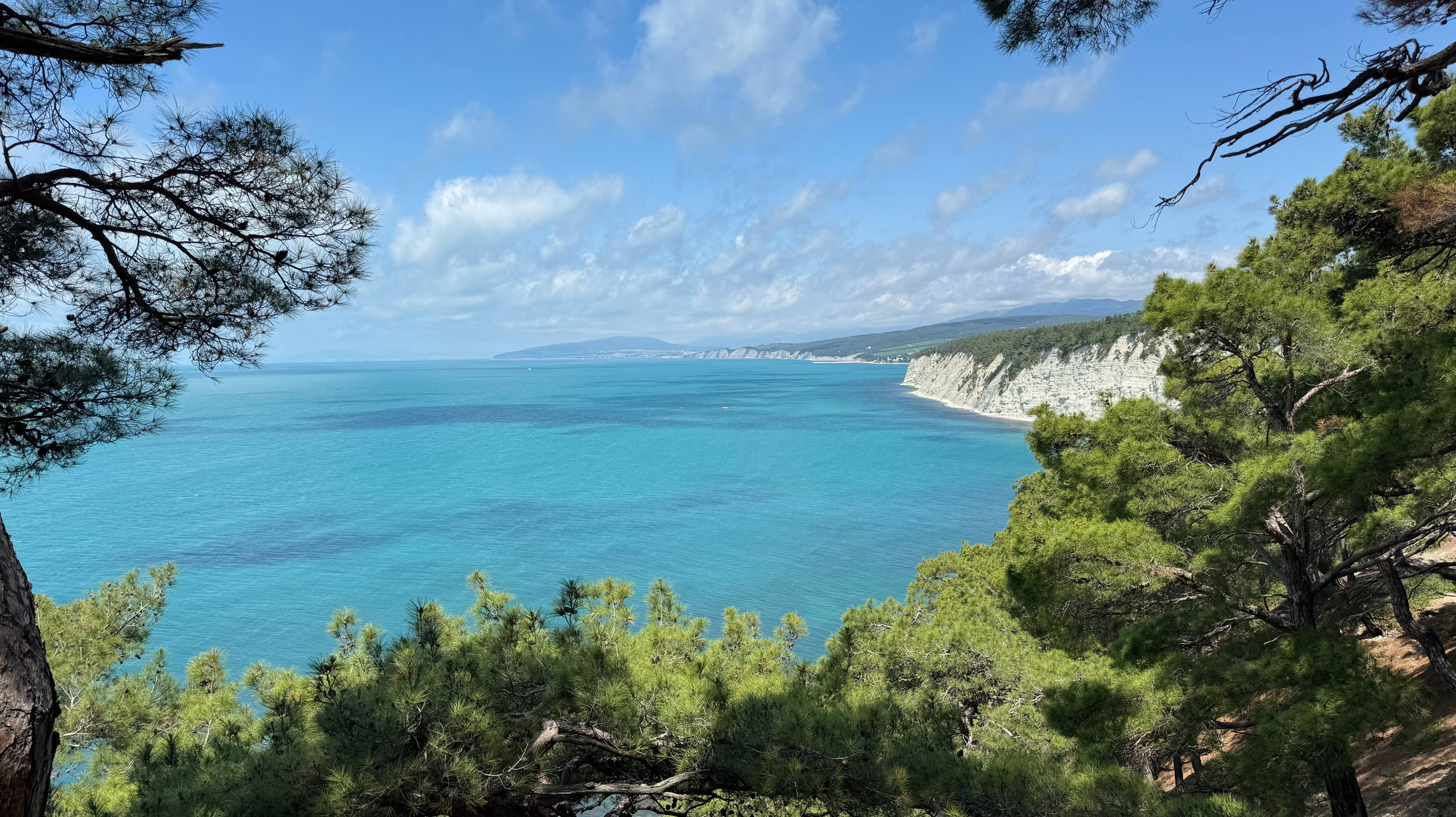 Там, где сошлись Голубая бездна и Пицундская сосна - шедевральная красота