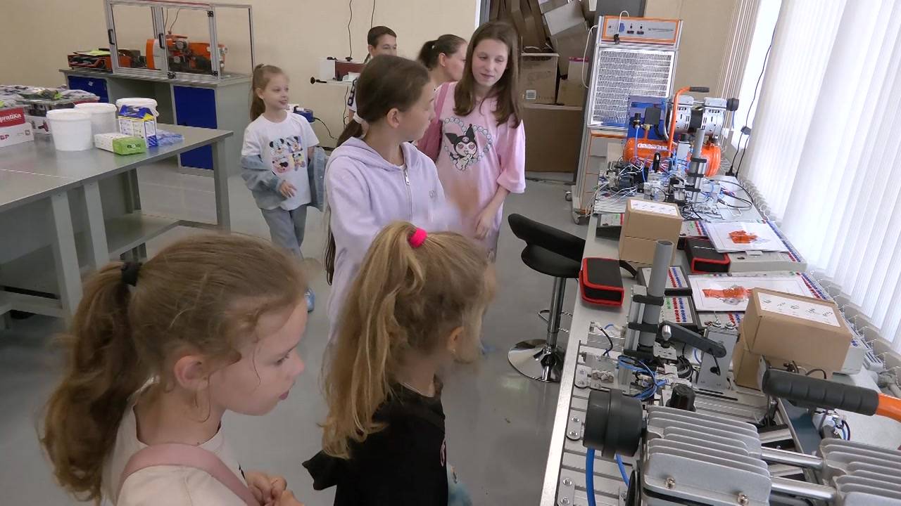 В школе №16 Костромы прошла экскурсия для будущих учеников и их родителей