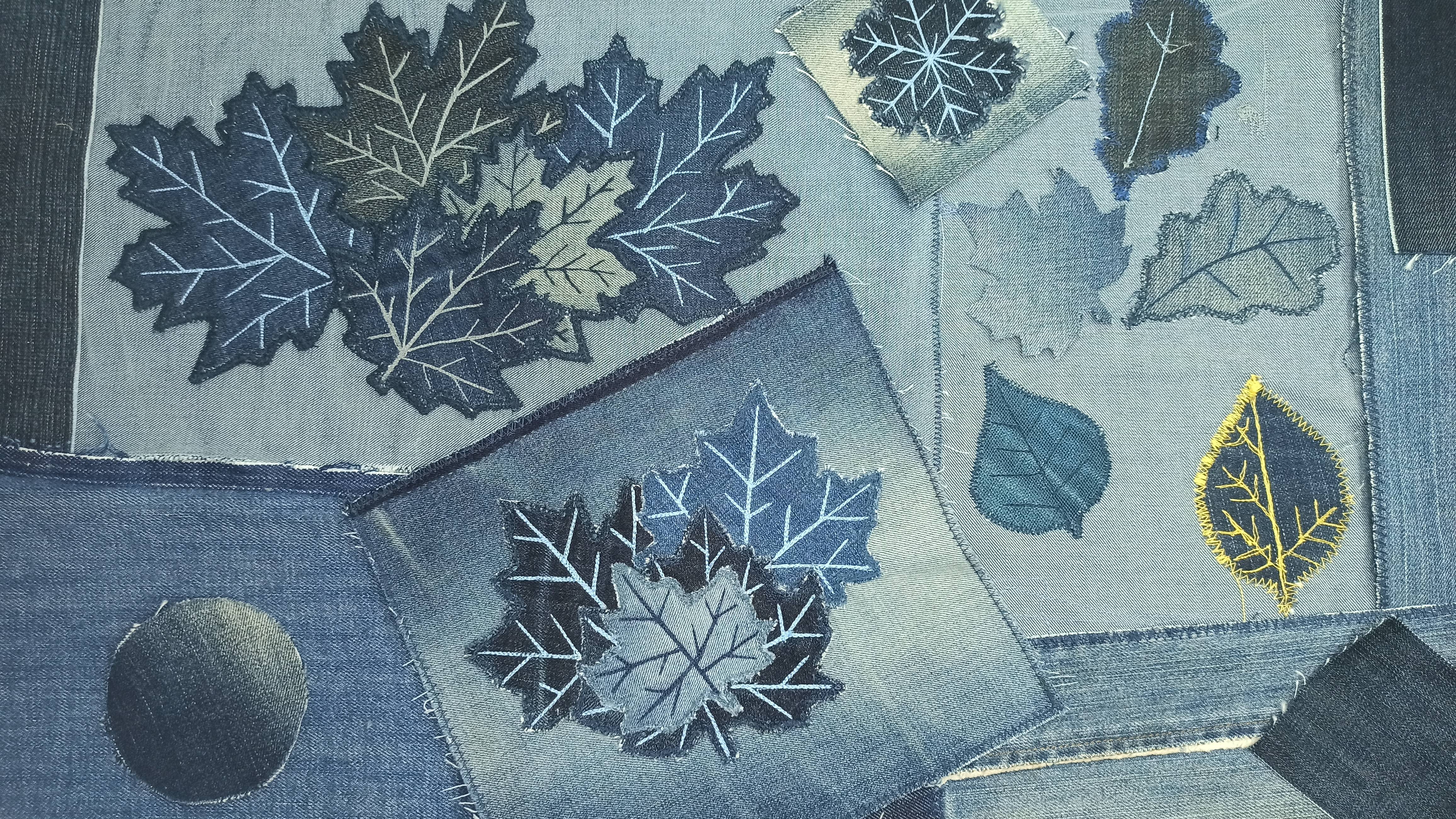 Из лоскутков ткани на обыкновенной швейной машинке. Простоя и надёжная технология.