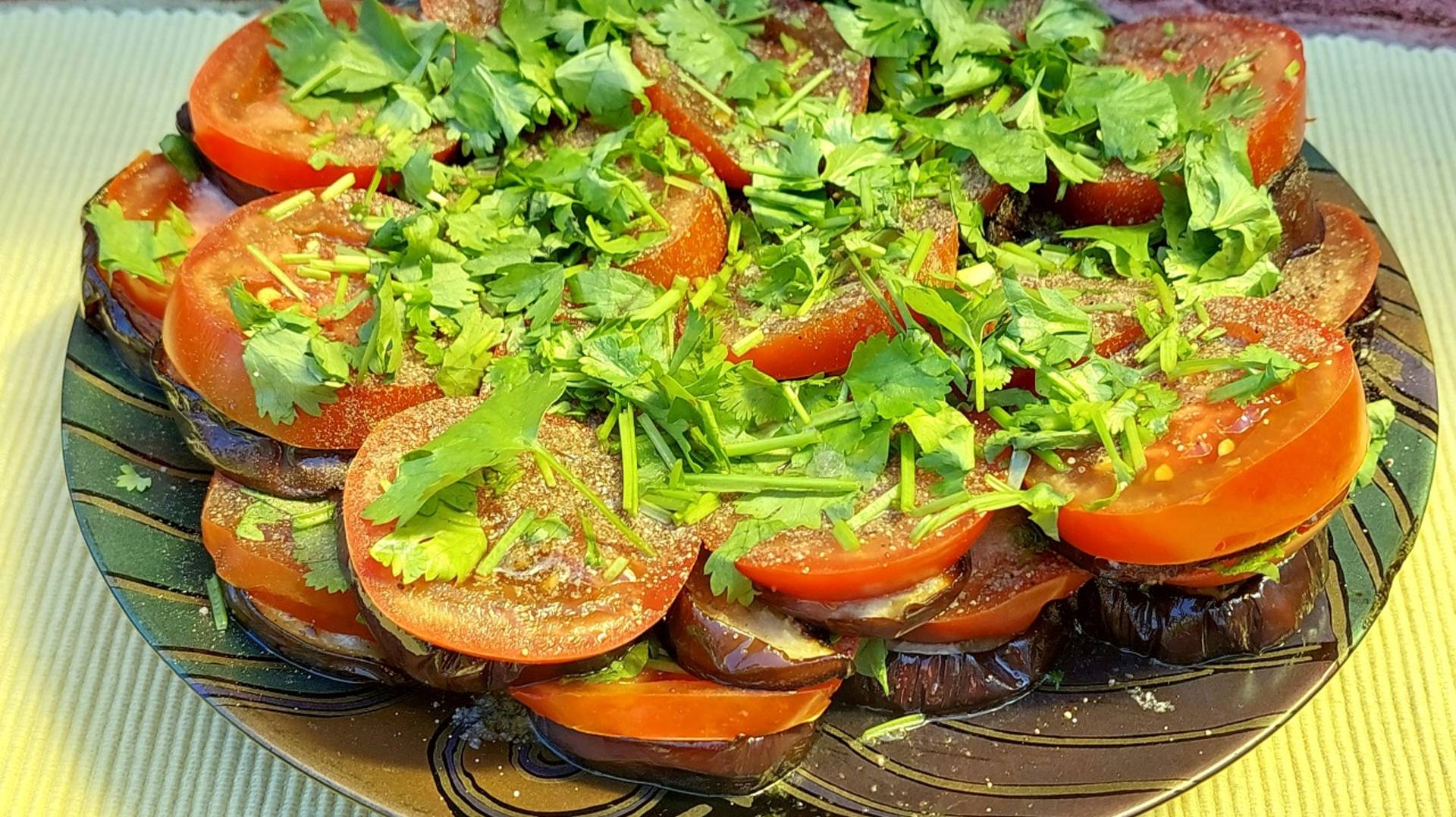 Закуска из баклажанов и помидоров. Пикантная с чесноком и зеленью.