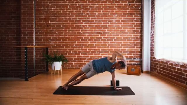 Travis Eliot - Detox Yoga Flow : 20 minutes Power Yoga for Core Strength & Hips Release