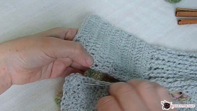 Сшиваем две половинки вязаного полотна иглой матрасным швом