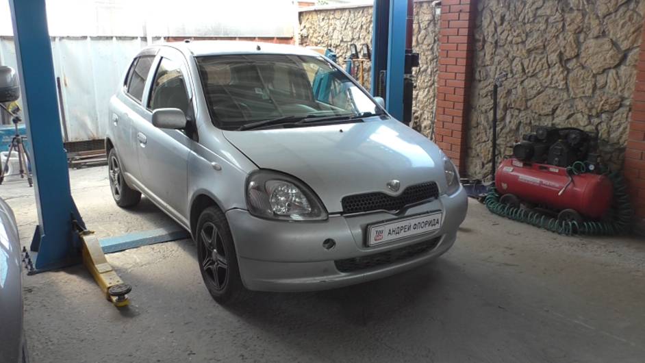 Замена задних амортизаторов на Toyota Vitz Тойота Витц SCP10 2001 года