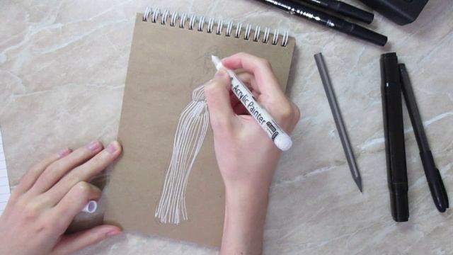 Быстрый фэшн скетч в крафтовом скетчбуке акриловыми маркерами

#фэшн #скетчбук #акриловыемаркеры