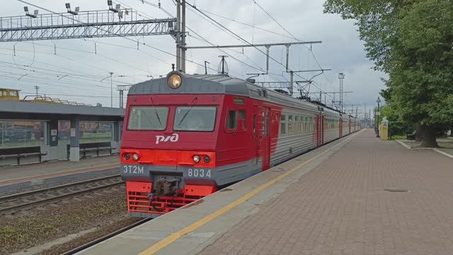 Электропоезд ЭТ2М прибывает на станцию Волховстрой-1 (17.06.2025)