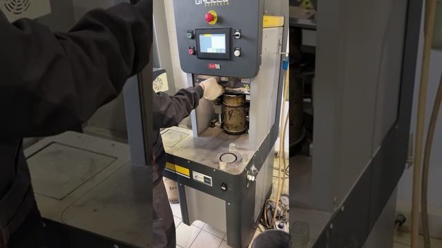 Будни лаборатории: приготовление на гираторе образцов для определения числа текучести