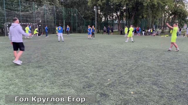 Порвал сетку и мяч своим ударом. Круг младший