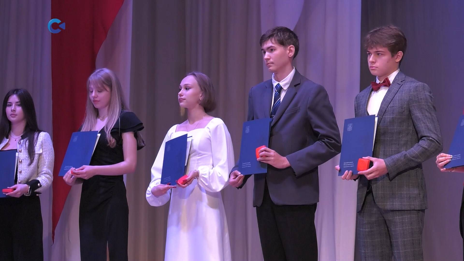 В Петрозаводске прошла церемония награждения  медалистов среди выпускников городских школ