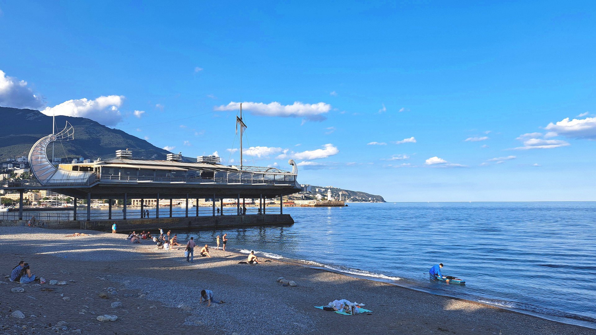 Набережная Ялты летним вечером