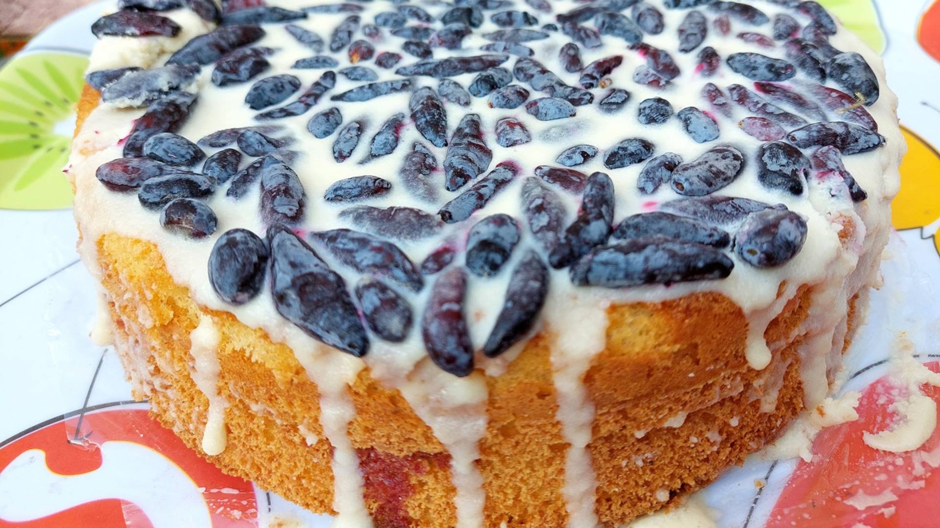 Бисквитный торт с нежным творожным кремом и яркой на вкус жимолостью.