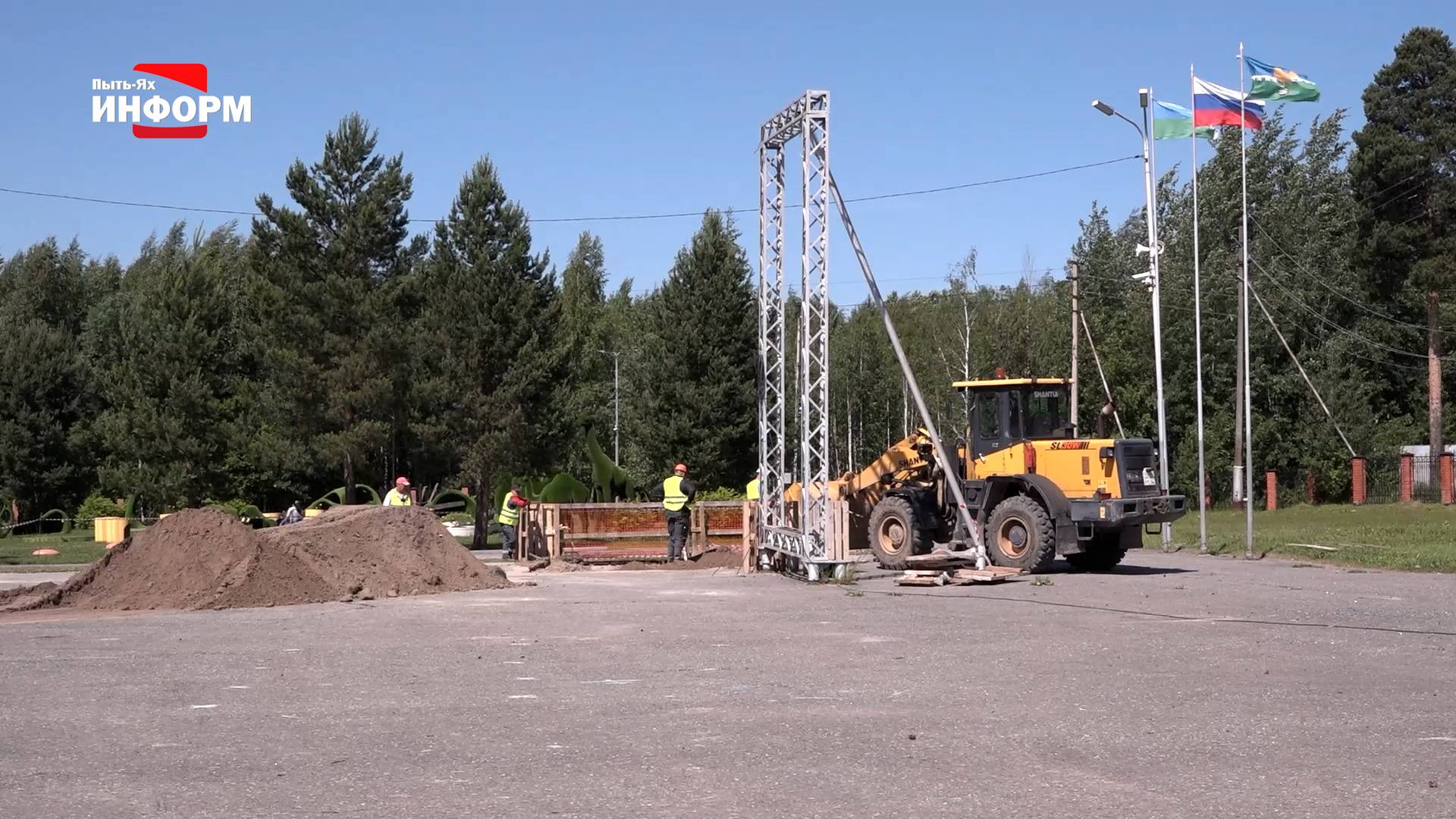 Идут работы по установке 25-метрового флагштока