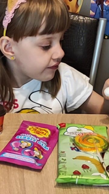 Полина пробует необычные сладости