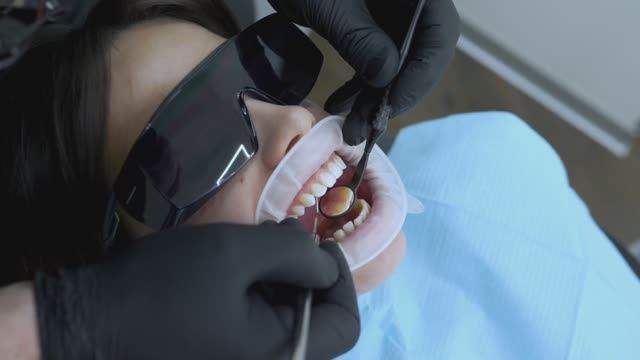 Консультация и диагностика пациента в клинике West Dental Clinic