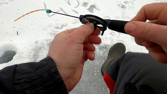 Поплавки молчат, безмотылка выручает