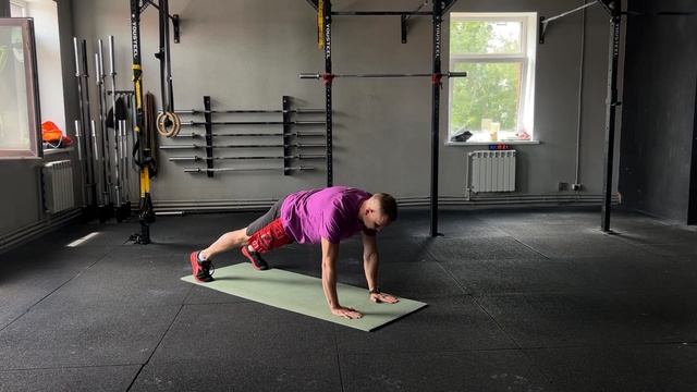 Планка с касанием плеча поочередно