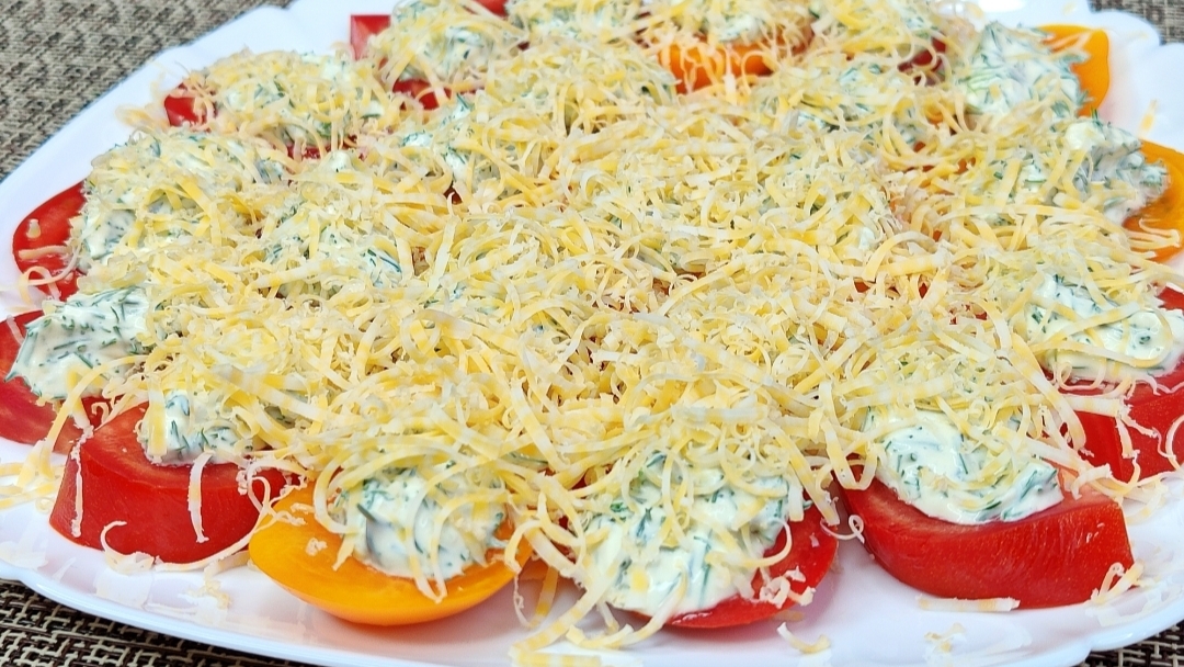 Закуска из помидор с сыром и чесноком.