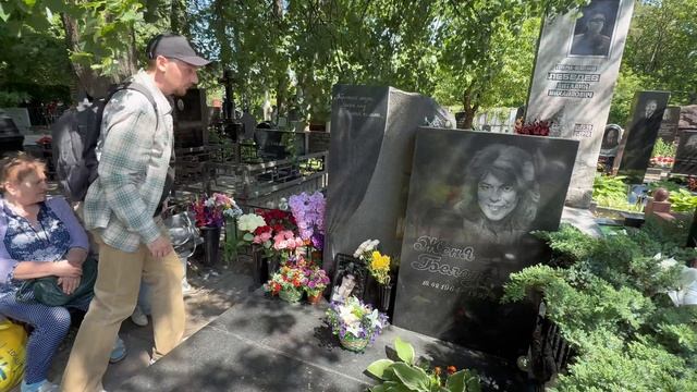 РОДНЫЕ ЖЕНИ БЕЛОУСОВА И ПОКЛОННИКИ НА МОГИЛЕ МУЗЫКАНТА В ДЕНЬ ПАМЯТИ | КУНЦЕВСКОЕ КЛАДБИЩЕ 2.06.2025