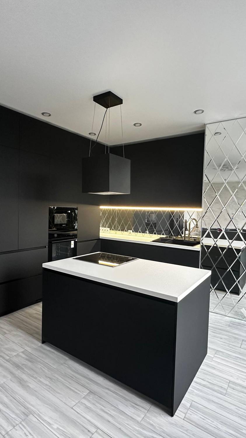 Флоренц - современная кухня угловой планировки с островом, графитного цвета и встроенной техникой.