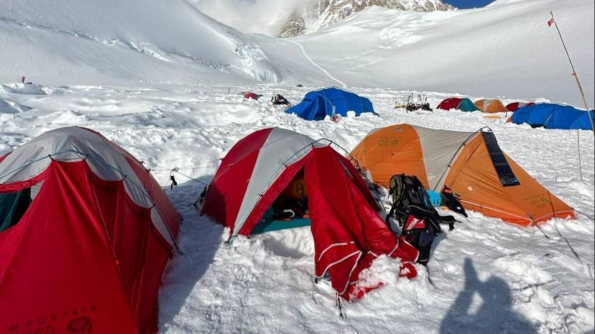 Фрагмент непогоды, снегопада на склонах горы Денали.  Группы Клуба 7 Вершин «Оранжевые человечки»