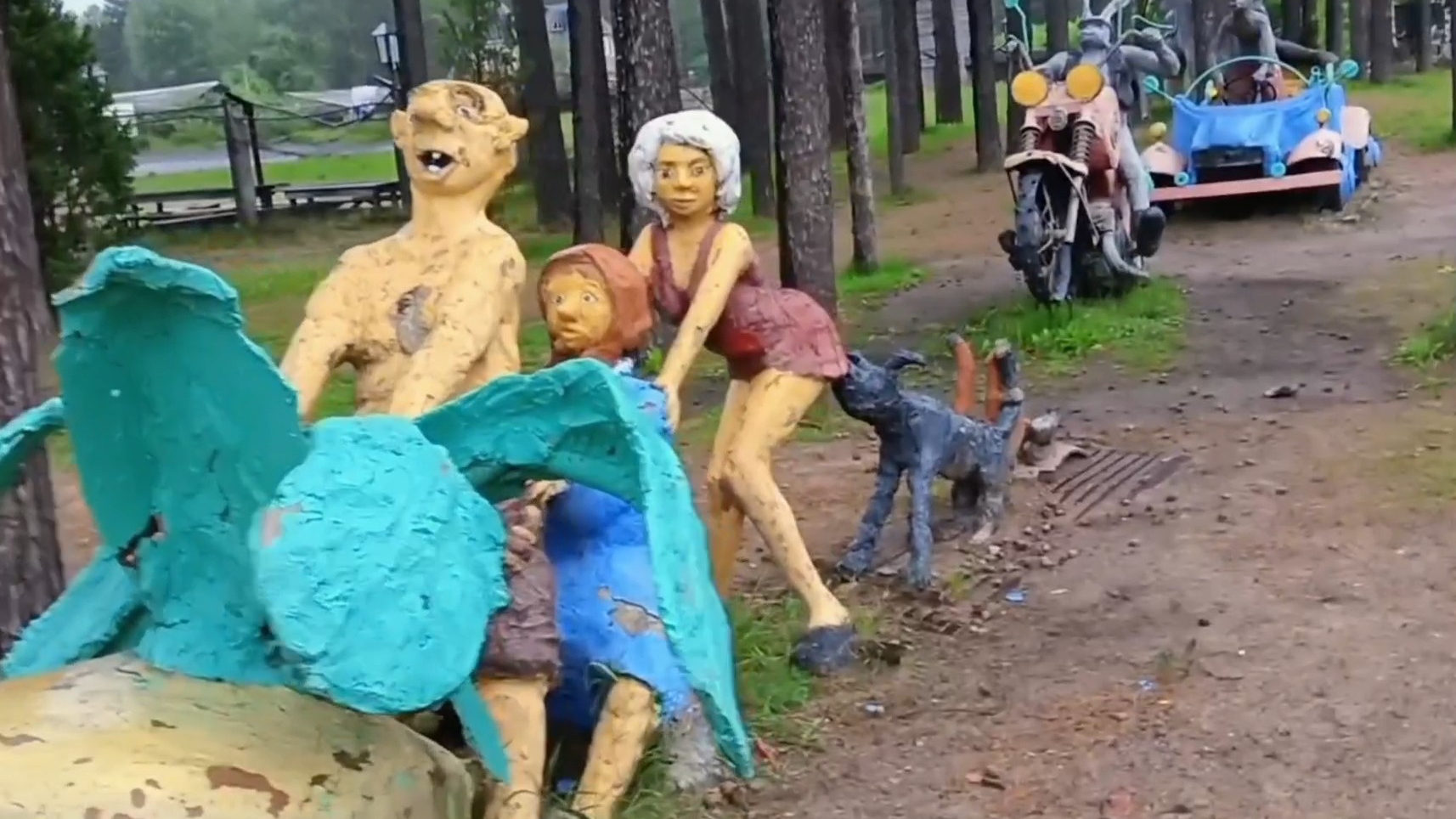 Проехать мимо этих сказочных скульптур на трассе М3 в Беларуси невозможно